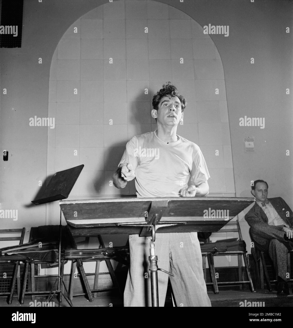 Leonard bernstein portrait Banque de photographies et d’images à haute ...