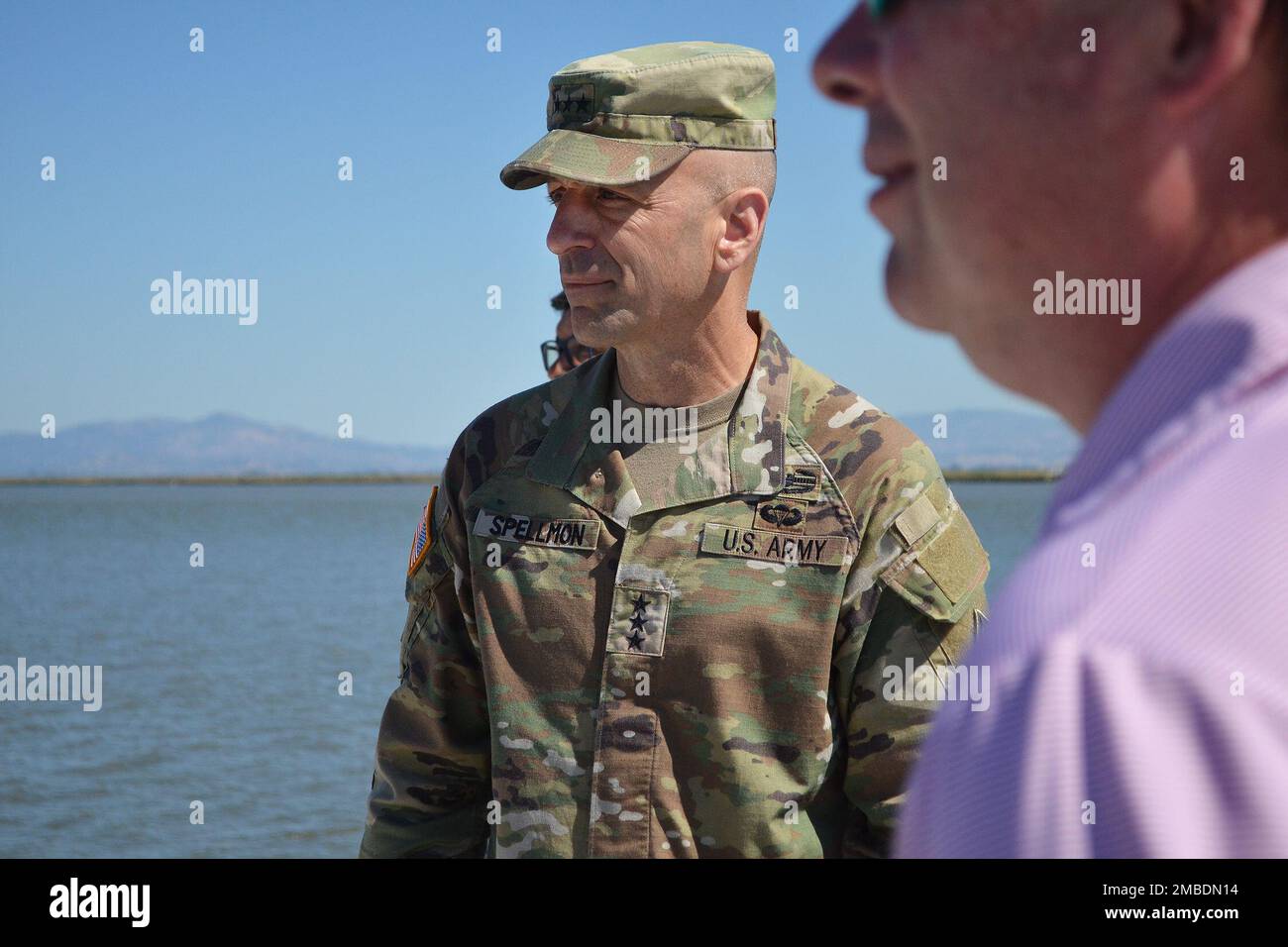 Le commandant de l'USACE, LTG Scott Spellmon, écoute le CDR d ...