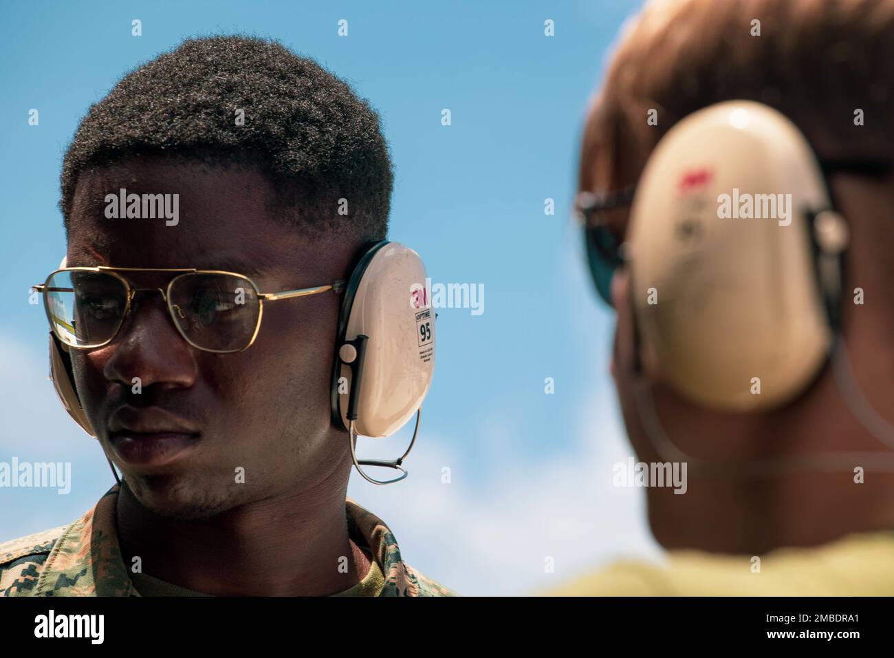 ÉTATS-UNIS Corps maritime lance Cpl. Quintavius Holsey, à gauche, Et le ...