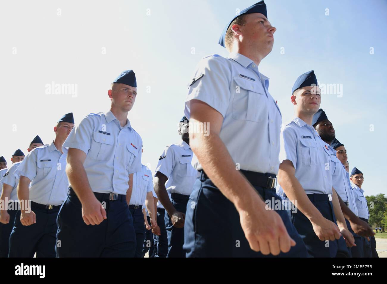 Des aviateurs du groupe d'entraînement 81st se sont mis en formation ...