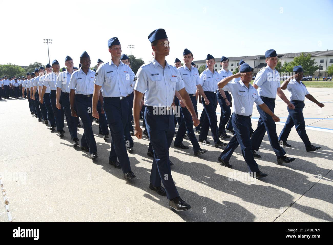 Des aviateurs du groupe d'entraînement 81st se sont mis en formation ...