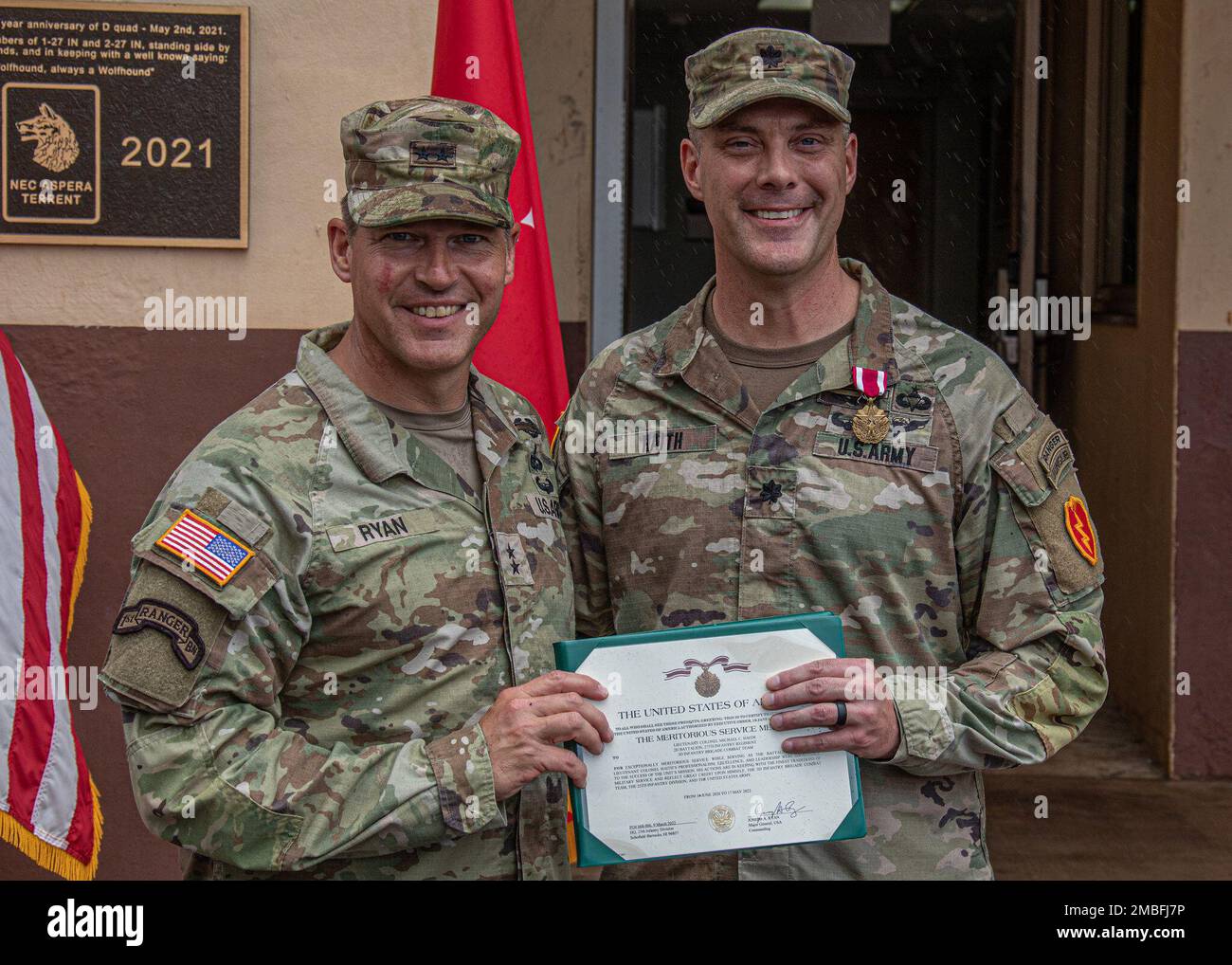 Le commandant de la Division d'infanterie de 25th, le général Joseph Ryan, pose une photo avec ...