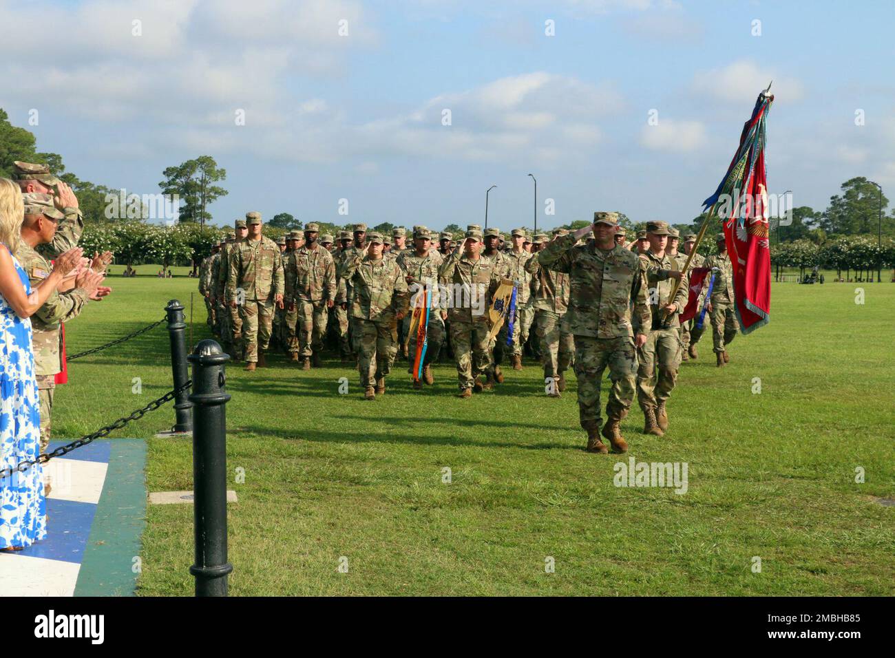 Le lieutenant-colonel Joel A. Dickey, commandant du 'Bataillon de la ...