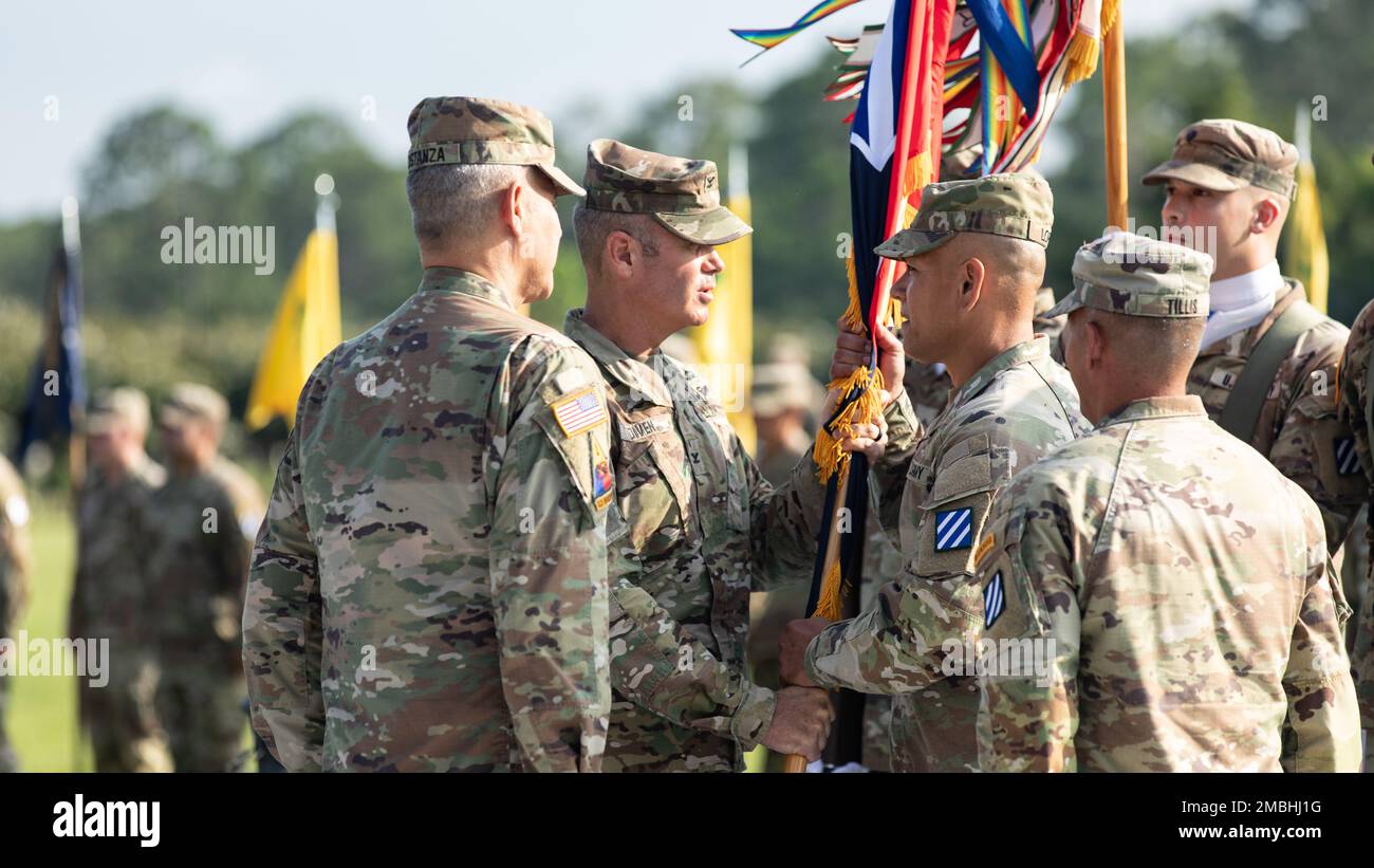 Le colonel Ethan J. Diven, au centre, commandant entrant de la brigade ...