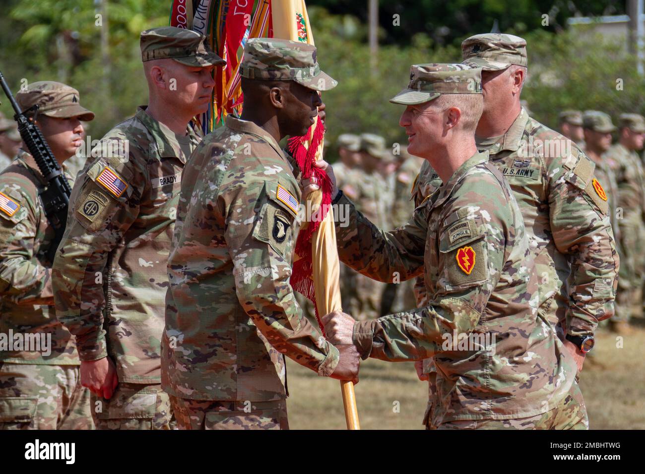 Le lieutenant-colonel Brandon, commandant entrant du 325th Brigade ...