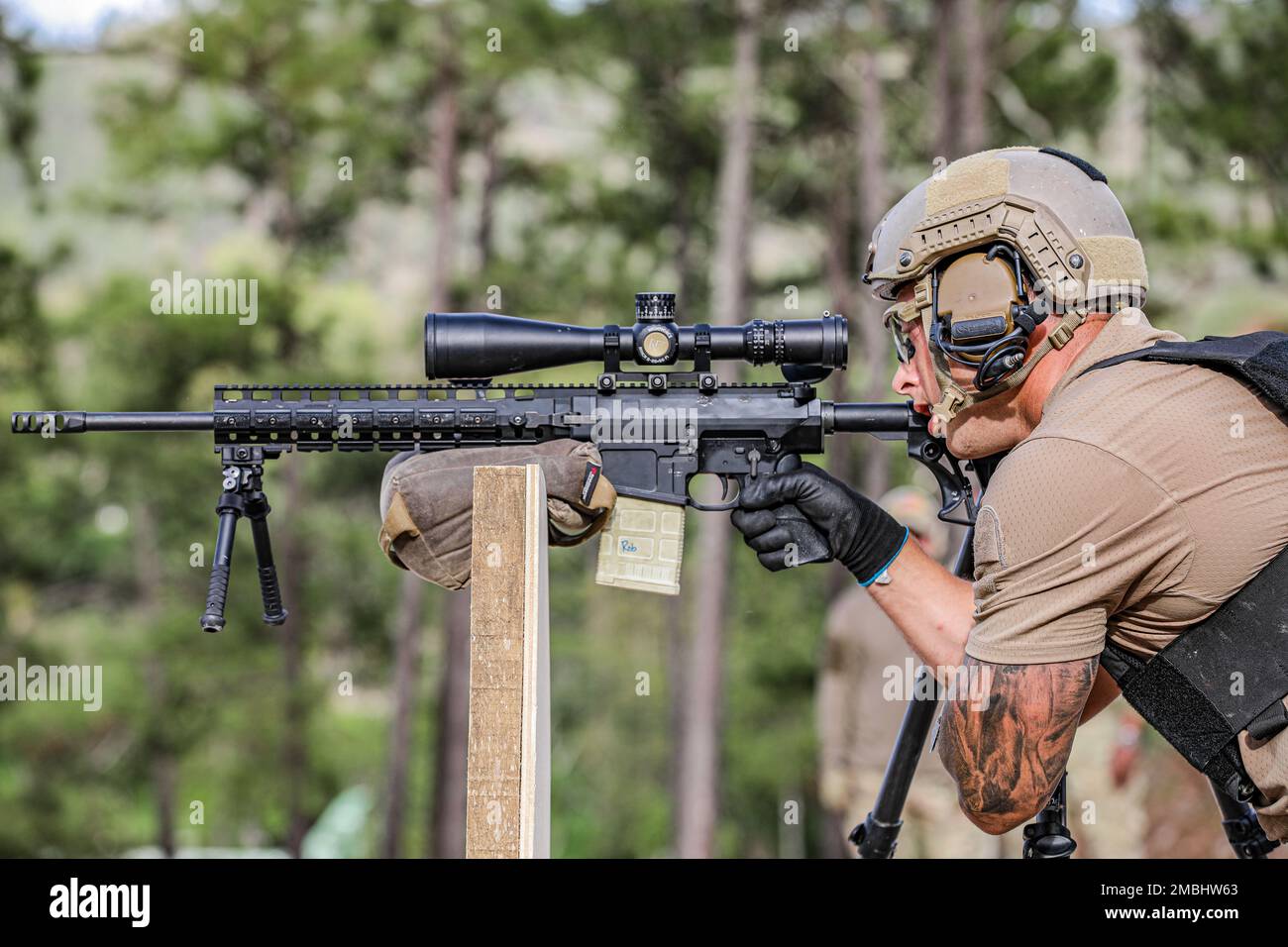 Un sniper des États-Unis vise le bas de gamme pendant le test de stress ...