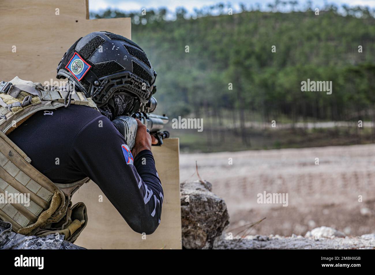 Un sniper de Belizean a pour objectif de commencer un test de stress de ...