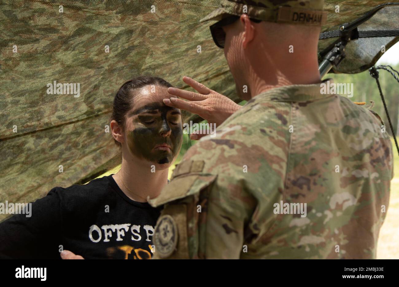 Un soldat le régiment de cavalerie de 2nd applique un camouflage facial ...