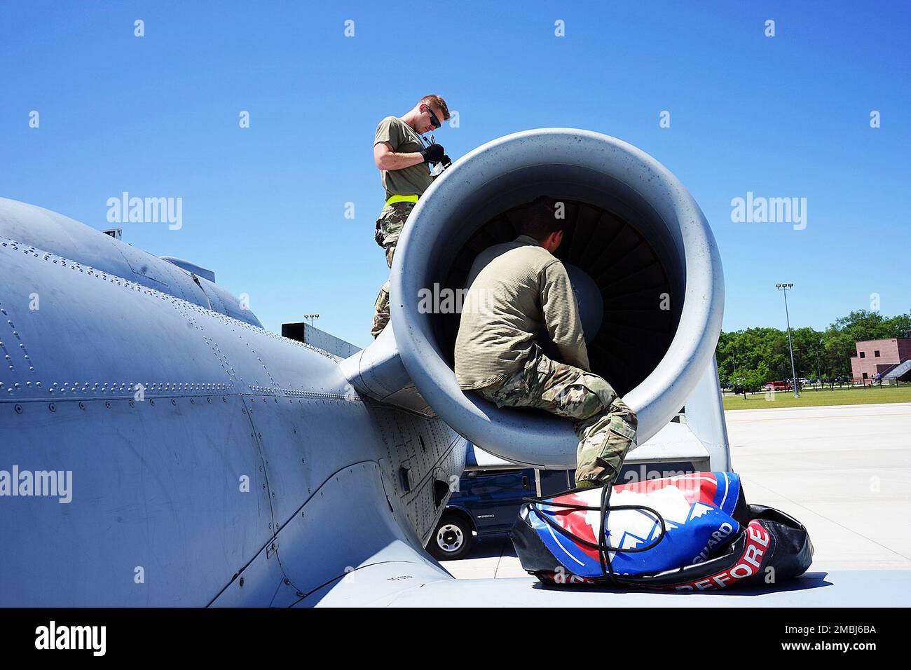 Les aviateurs de la Force aérienne des États-Unis du 124th Maintenace ...