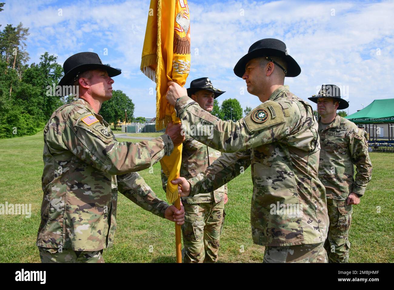 Le lieutenant-colonel Peter Erickson passe les couleurs de l'escadron au sergent de commandement ...