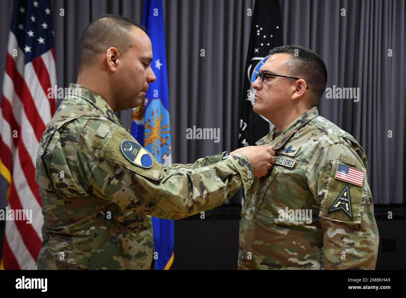 Le lieutenant-colonel William Hassey, commandant sortant de l'escadron ...