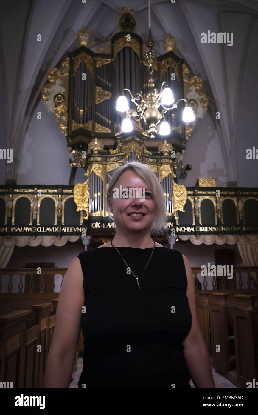 LOPPERSUM - Agnes Mulder après un service d'église, organisé par plate ...