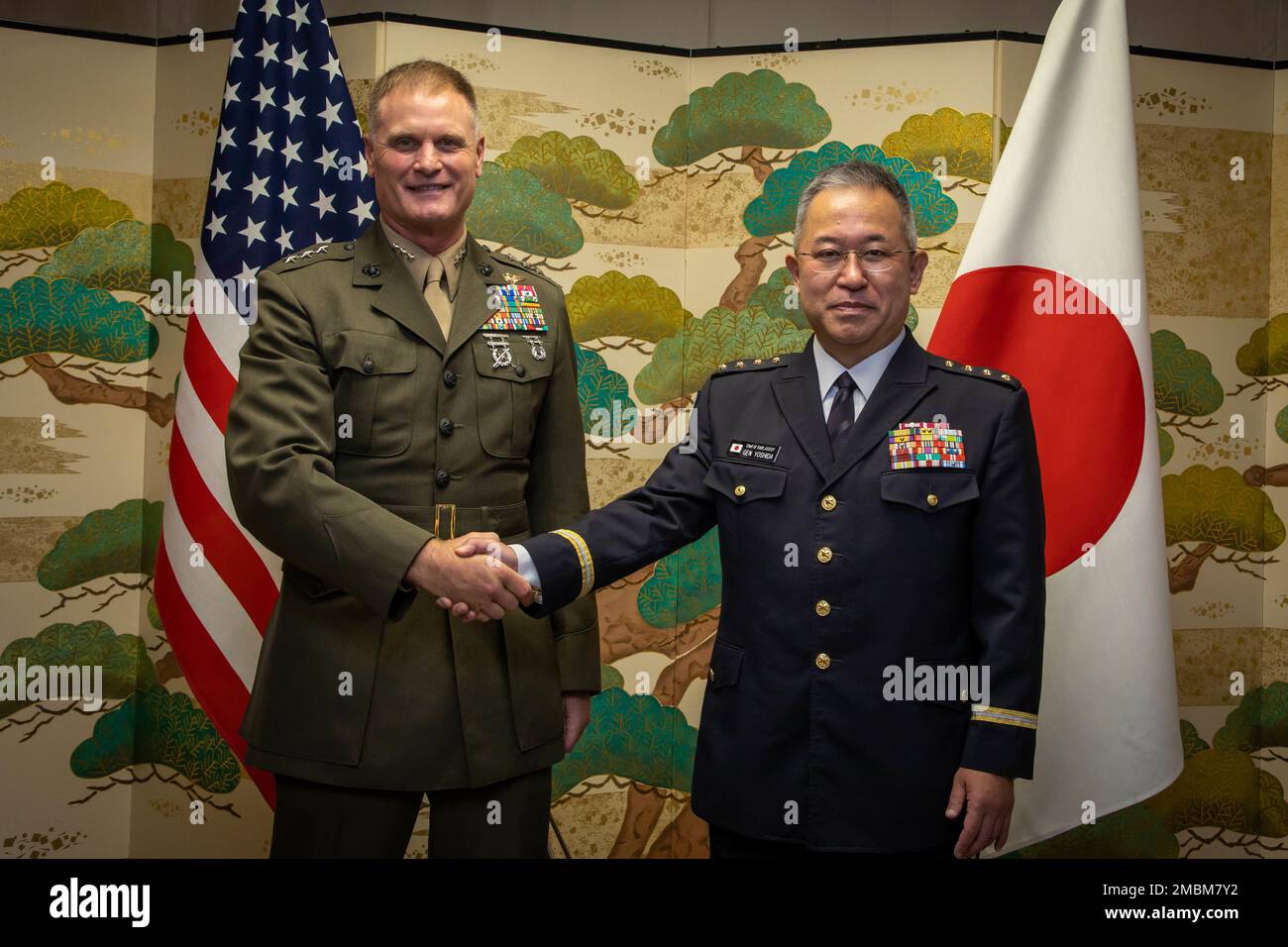 ÉTATS-UNIS Corps maritime Lgén Steven R. Rudder, à gauche, commandant ...