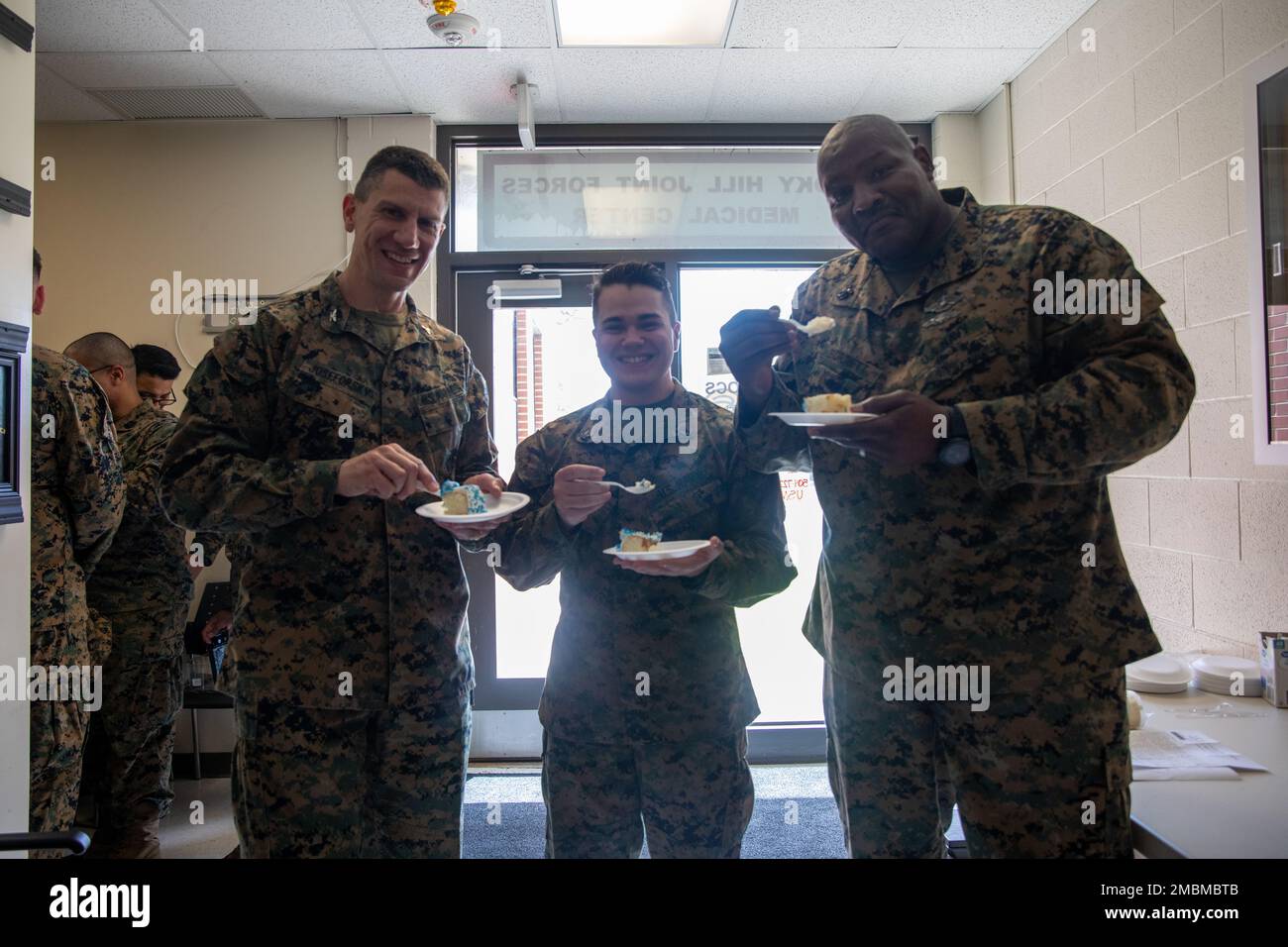 ÉTATS-UNIS Le colonel David Joseforsky du corps maritime, à gauche ...