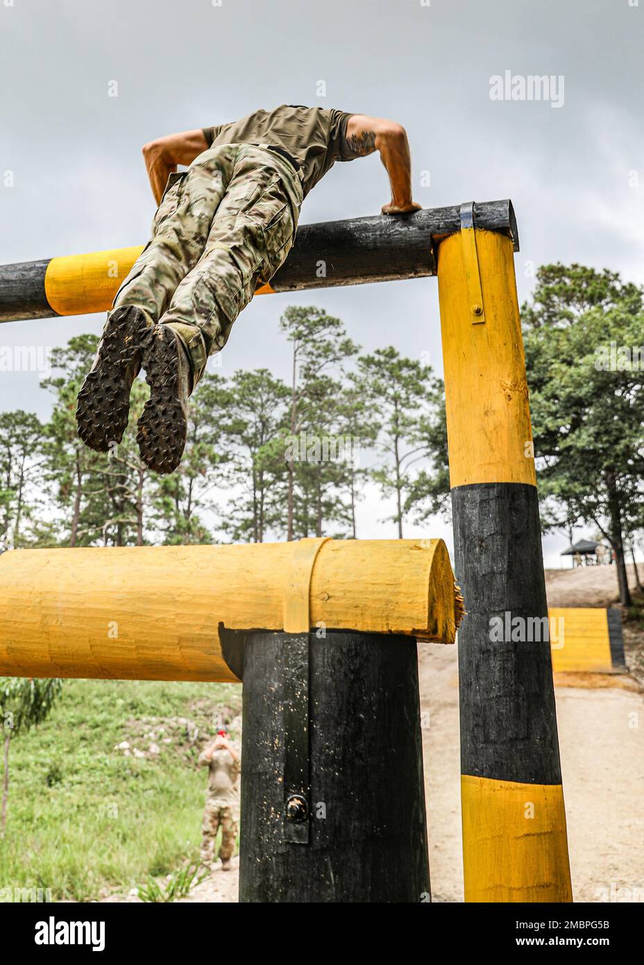 Un membre de l'équipe des États-Unis surmonte un obstacle pendant le ...