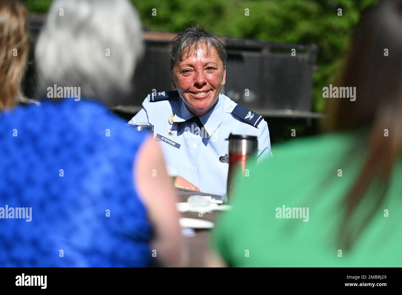 Le colonel Katrina Stephens, commandant de l’installation, s’entretient ...