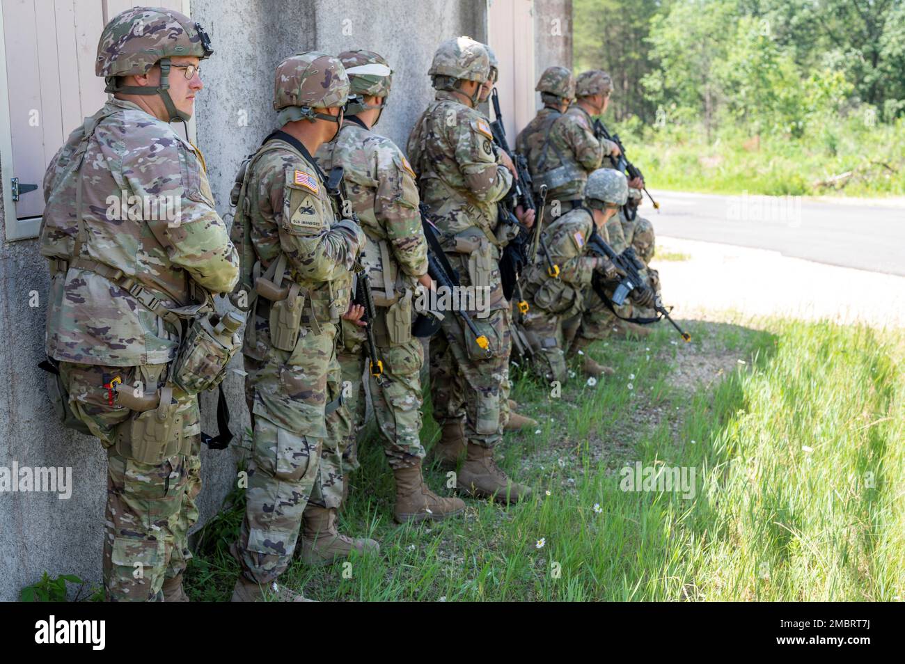 Les soldats du 384th Bataillon de la police militaire, 300th Brigade de ...