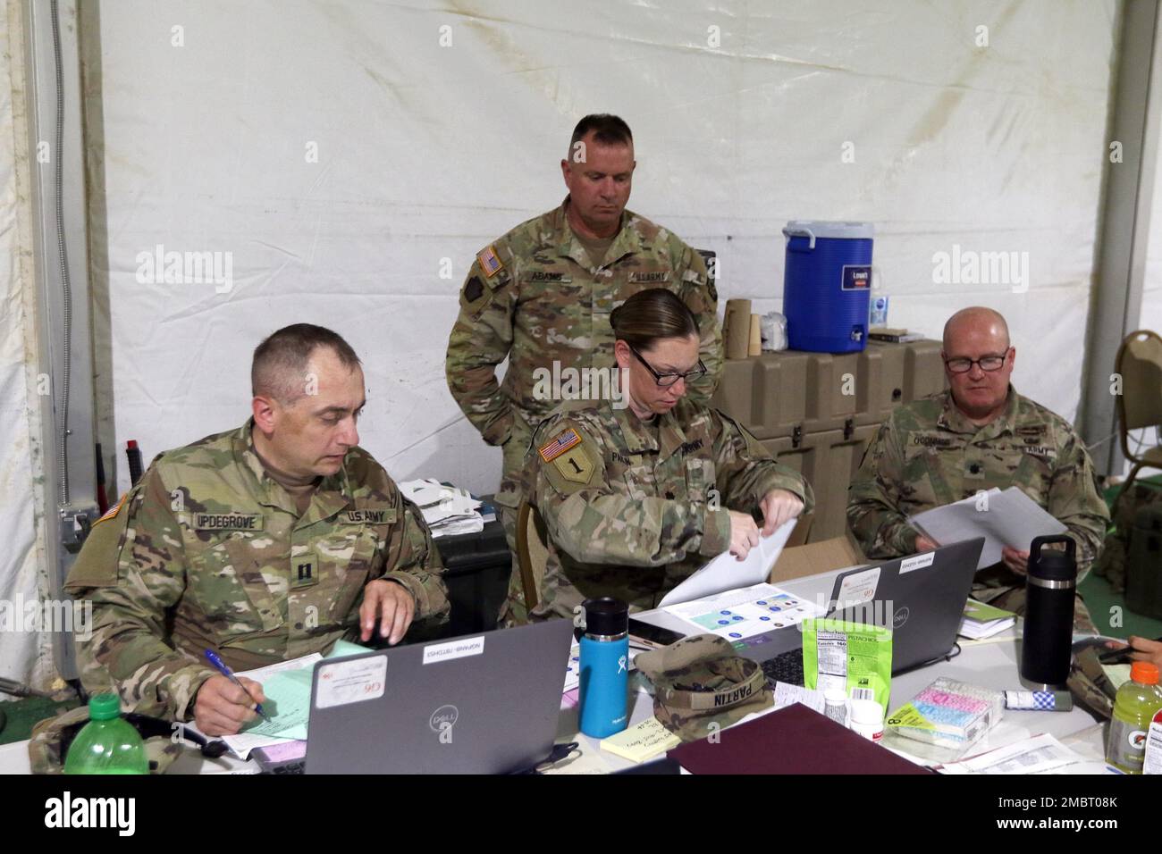 Le lieutenant-colonel Andrew O’Connor (à droite) et le Maj Mike Adams ...