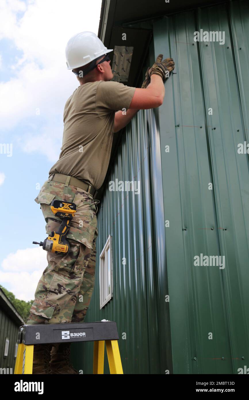 Un soldat de la Compagnie des Moines (Iowa), 389th Engineer de la ...