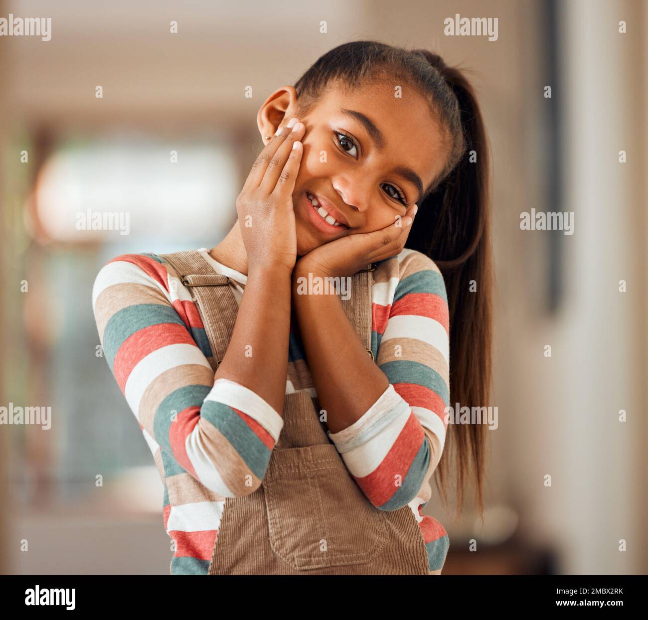 Mains visage d'enfant heureux Banque de photographies et d’images à ...