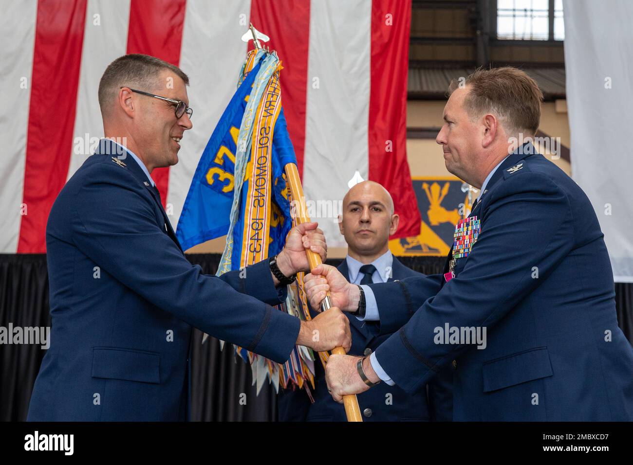 Le colonel Kevin Martin, commandant sortant du Groupe des opérations ...