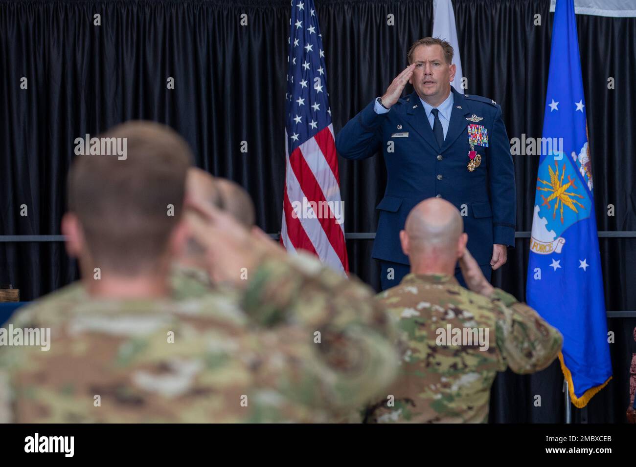 Le colonel Kevin Martin, commandant sortant du Groupe des opérations ...