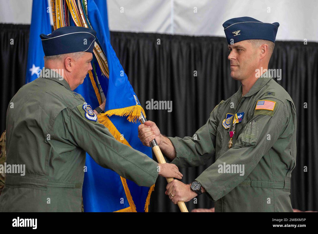 Le Col Andrew Campbell, commandant sortant de l'escadre du 374th ...