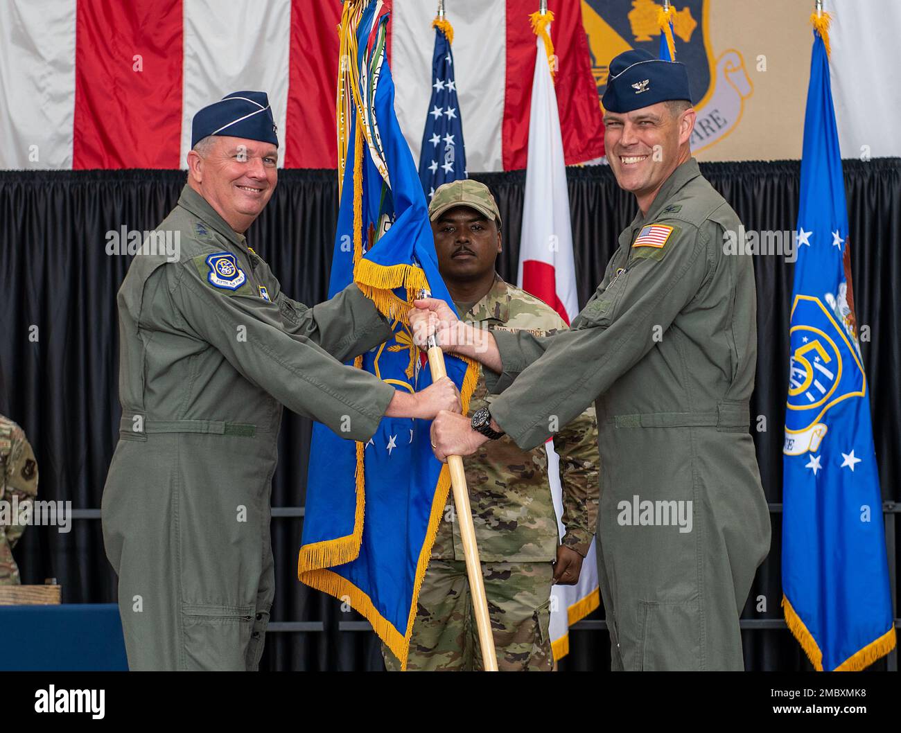 Le colonel Andrew Campbell, commandant sortant de l'escadre du 374th ...