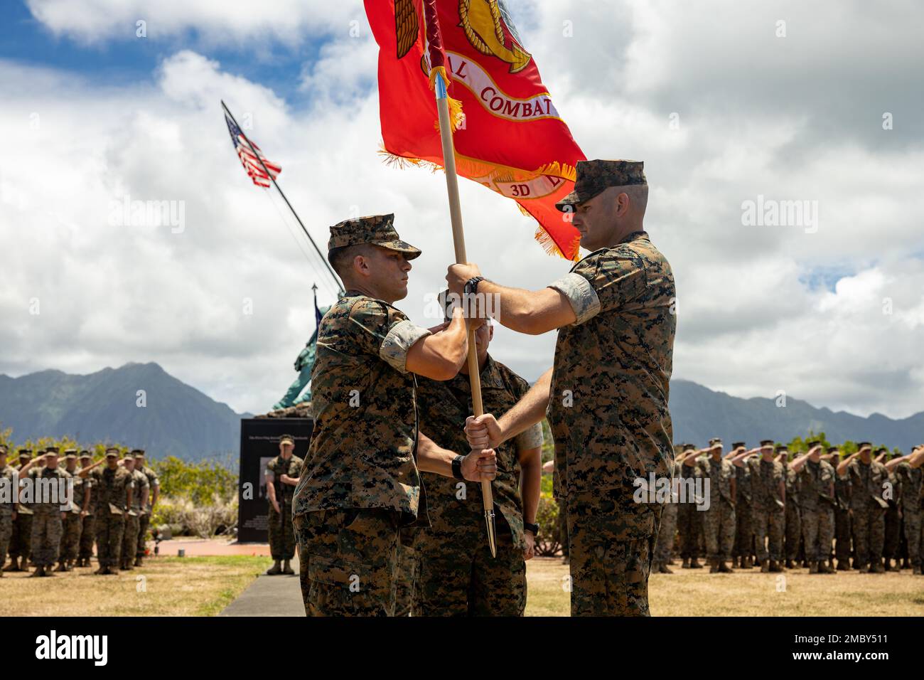 ÉTATS-UNIS Le lieutenant-colonel Adam R. Sacchetti, à droite ...