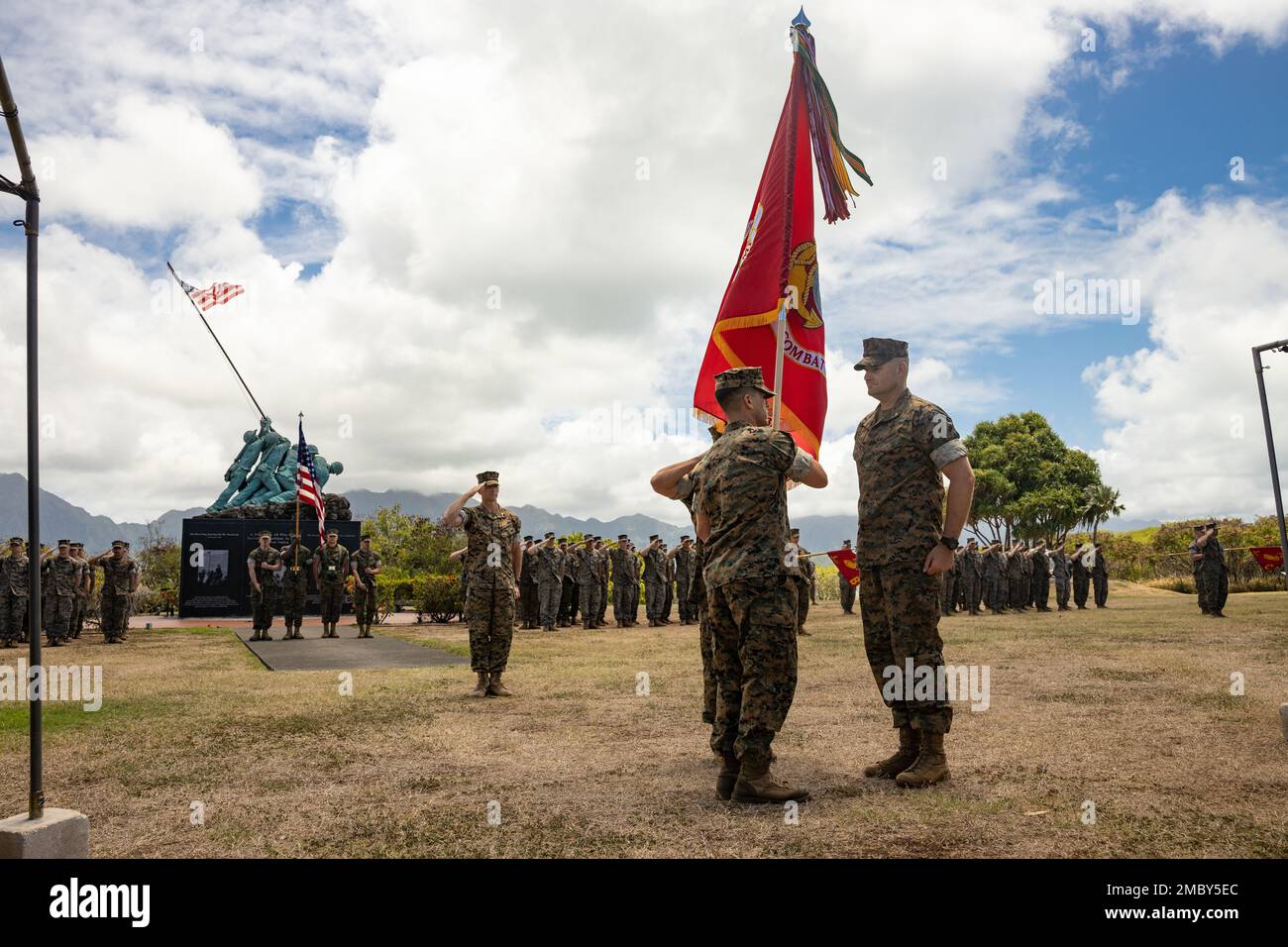 ÉTATS-UNIS Le lieutenant-colonel Adam R. Sacchetti, à droite ...