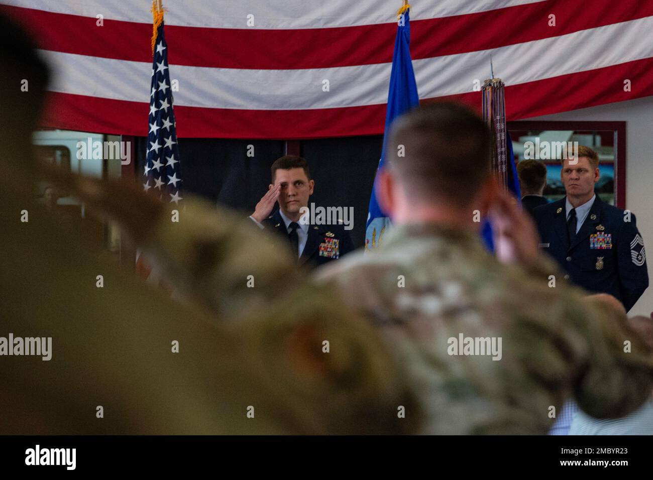 Le lieutenant-colonel Matthew Olson, commandant sortant de l'escadron ...