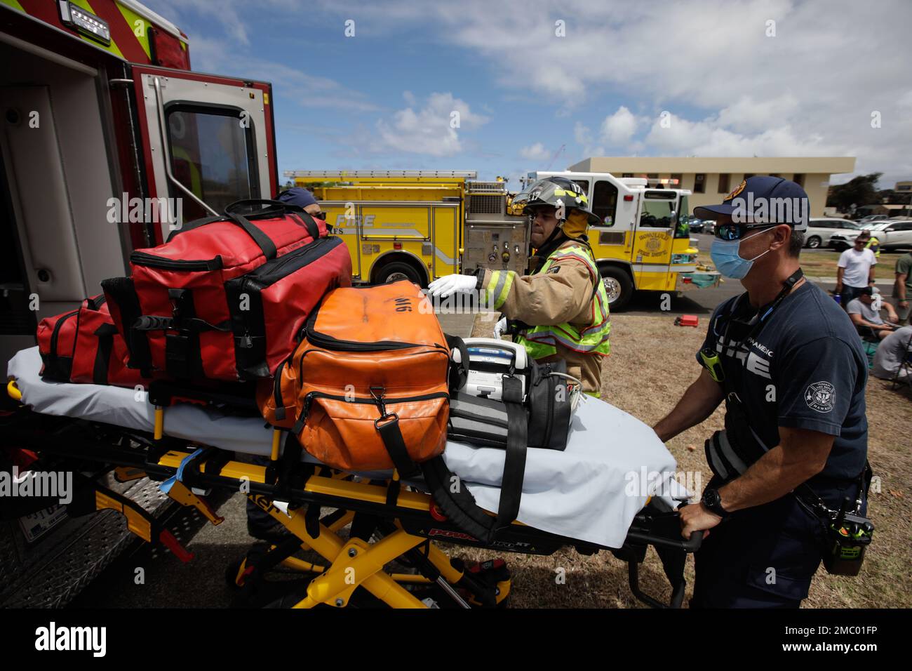 Les premiers intervenants préparent un lit d'ambulance lors de l ...