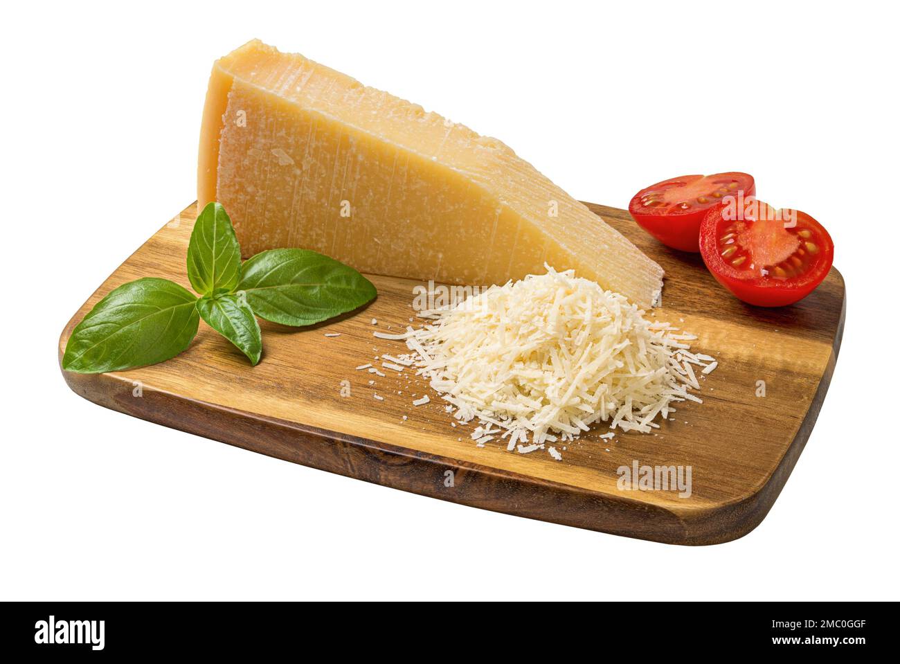 Parmesan entier et râpé sur une découpe de planche à découper. Grana ...