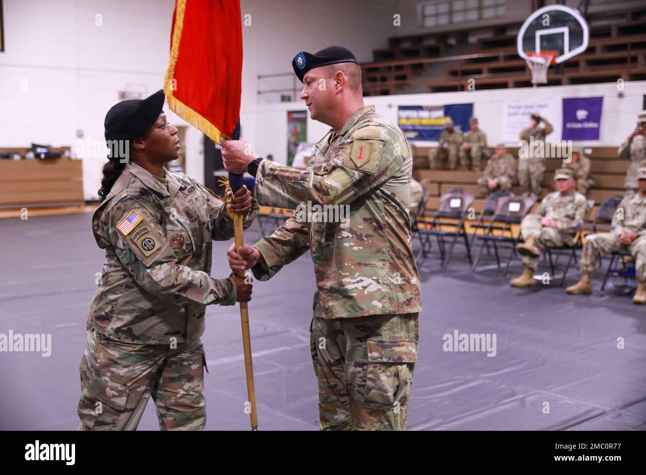 ÉTATS-UNIS Le Sgt. Maj. Regina A. Dilbert (à gauche), le Sgt. Maj ...