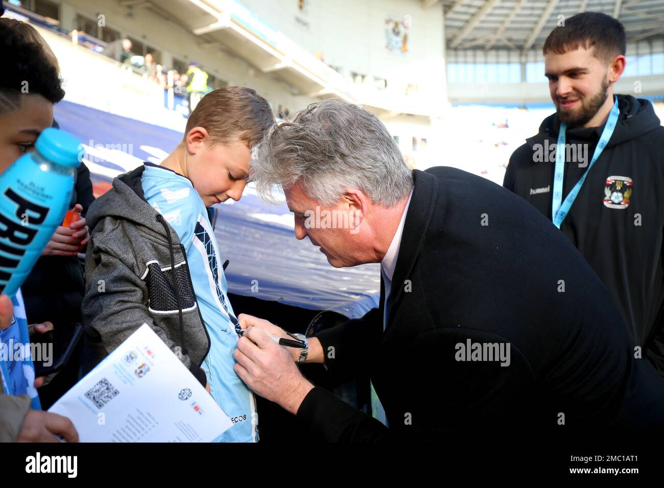 Doug King, propriétaire de Coventry City et président exécutif, signe ...