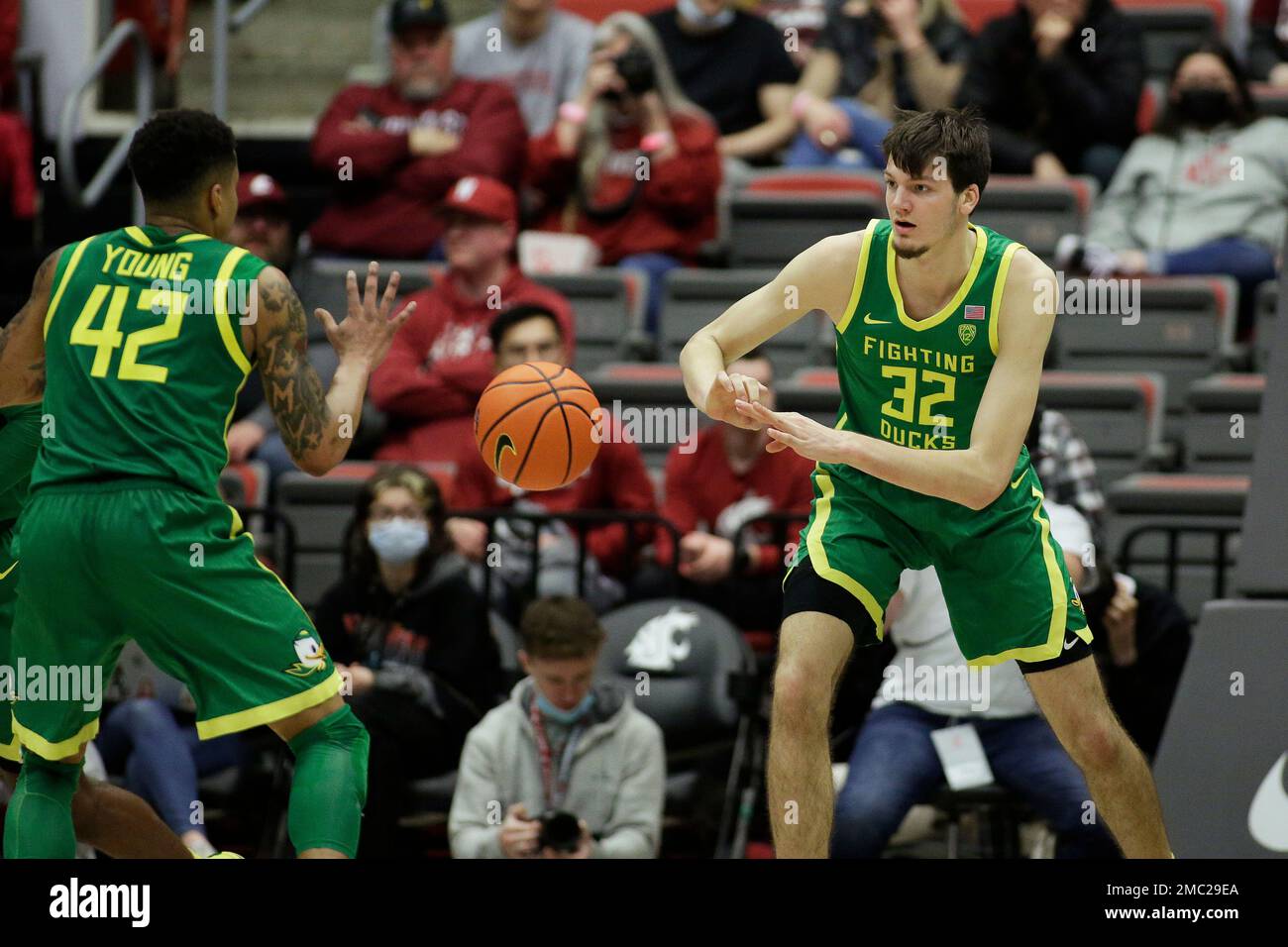Oregon center Nate Bittle (32) passes the ball to guard Jacob Young (42 ...