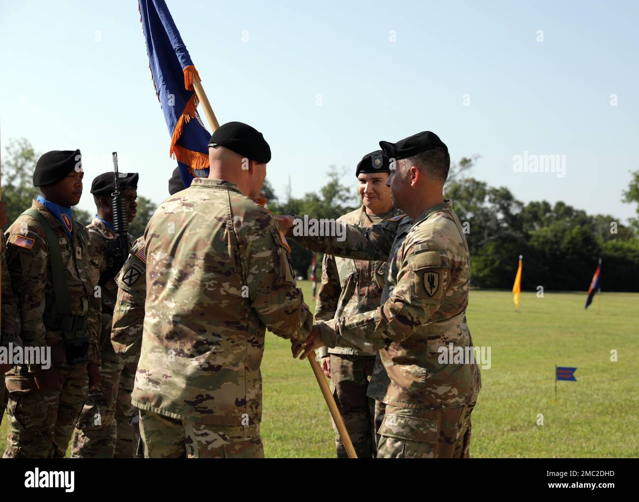 Le lieutenant-colonel Jeramy Norland, commandant entrant du bataillon ...