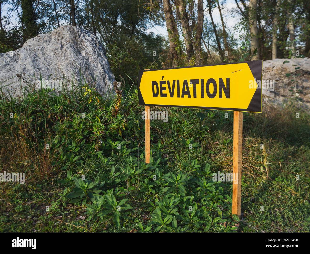 Panneau de signalisation jaune avec une flèche directionnelle et les ...