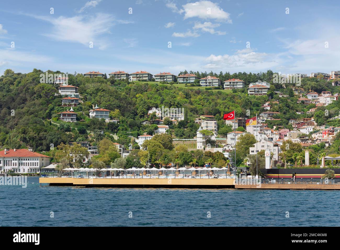 Vue de la mer des montagnes verdoyantes du côté europien du détroit du ...