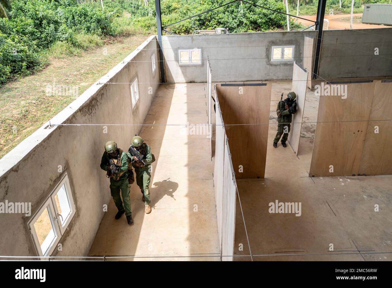 Ivorian special forces soldiers conduct an urban reconnaissance ...