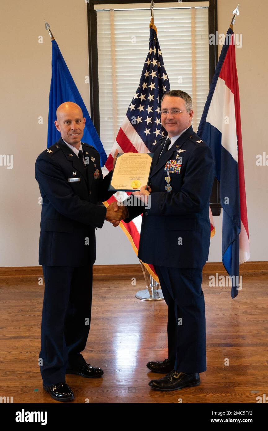 Le colonel Matthew Calhoun, commandant de la 131st Bomb Wing, présente ...