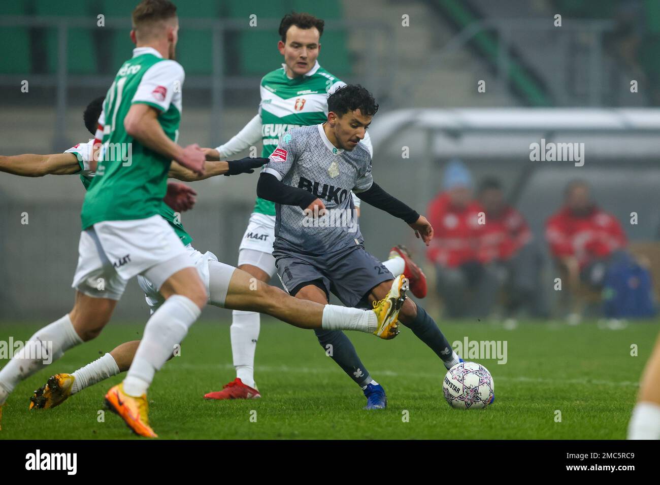 DORDRECHT, PAYS-BAS - JANVIER 21 : ELSO Brito du FC Dordrecht, Toine ...