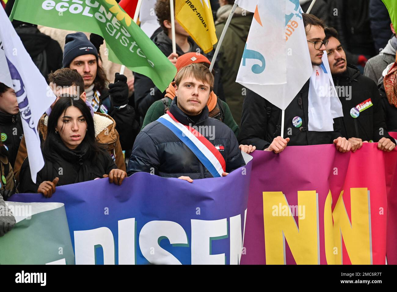 Des manifestants avec Louis Boyard, député du LFI, tiennent un signe ...