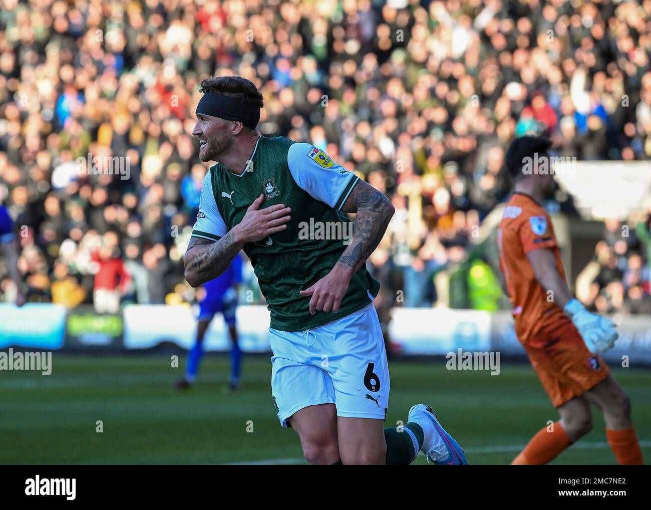 BUT Plymouth le défenseur Argyle Dan Scarr (6) célèbre un but à faire 1 ...