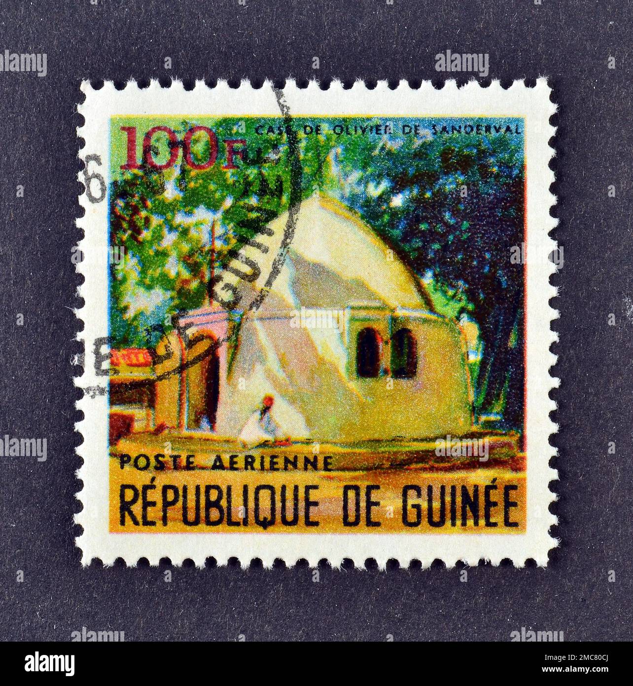 Timbre-poste annulé imprimé par la Guinée, qui montre Hut de l ...