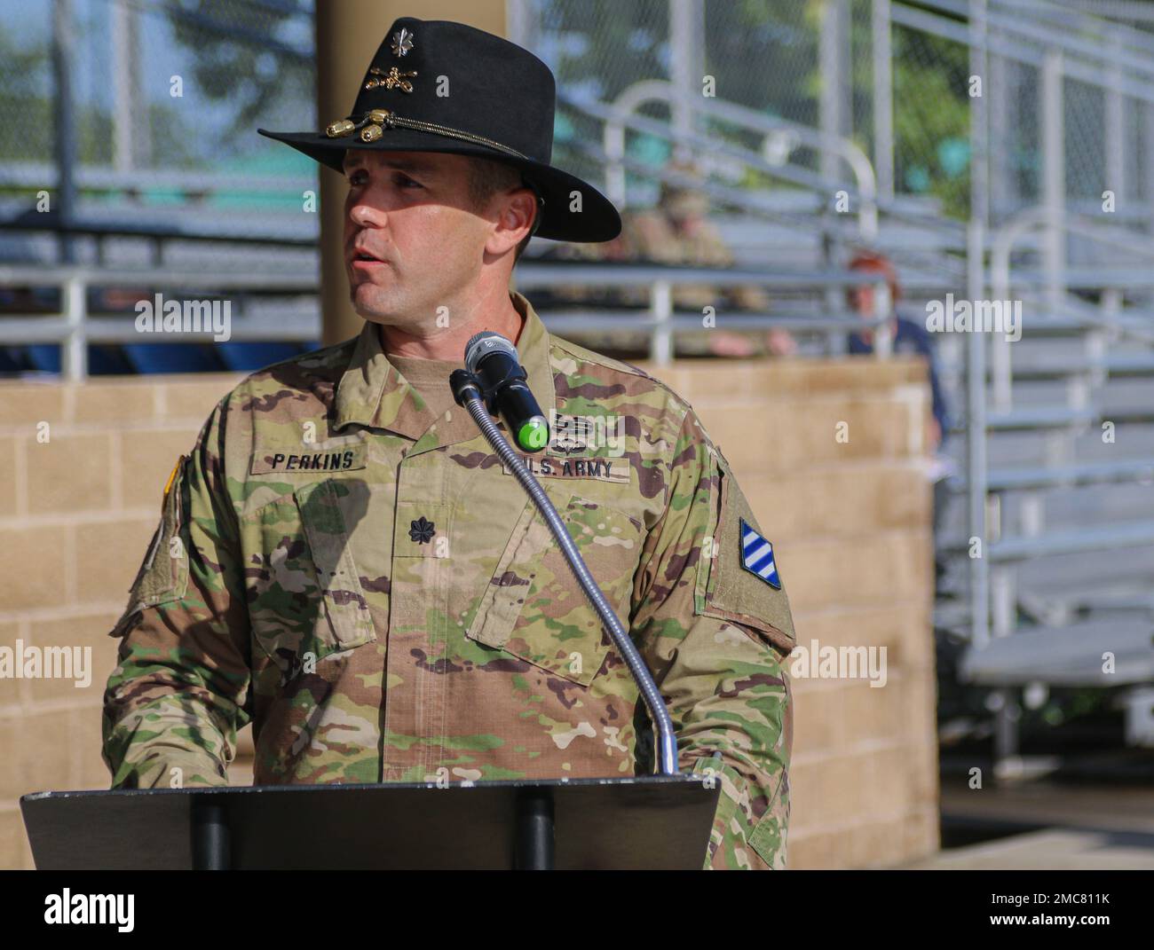 Le lieutenant-colonel James Perkins, commandant entrant de l'escadron ...