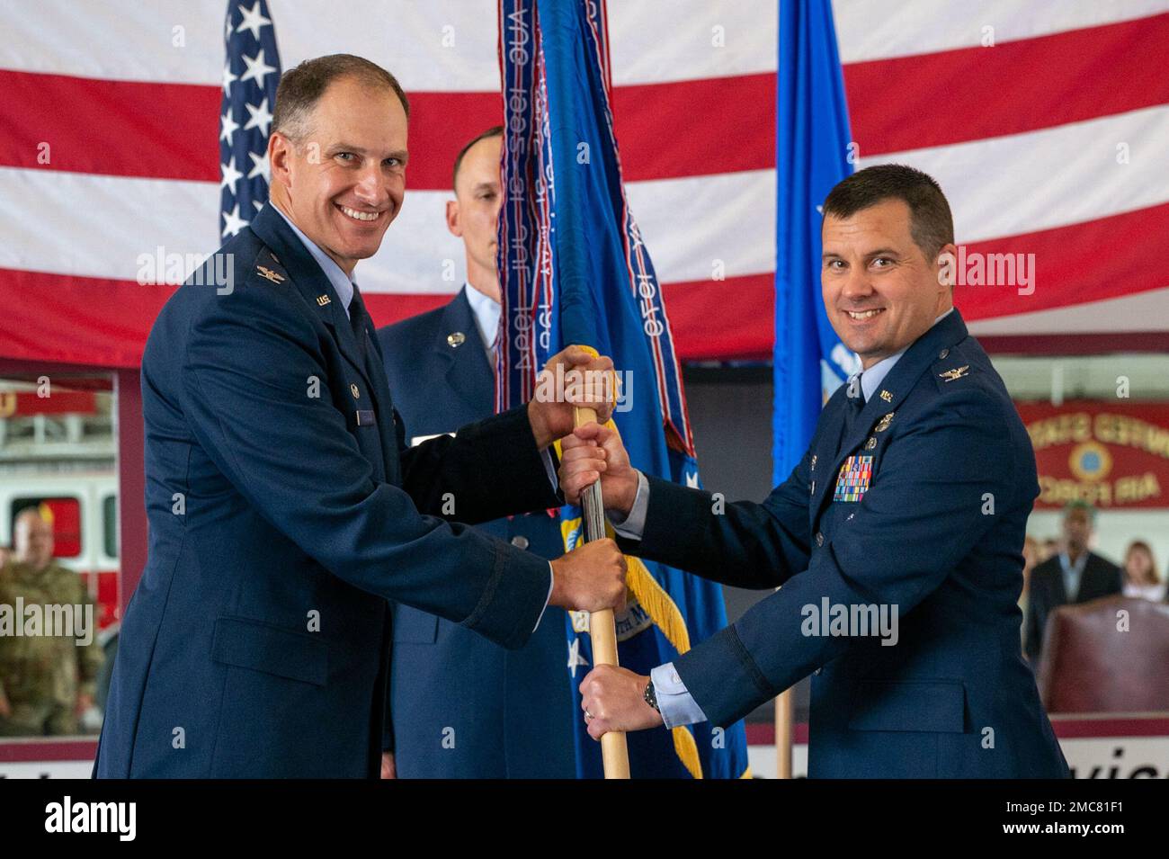 Le colonel Jason Holcomb, à droite, prend le commandement du Groupe de ...