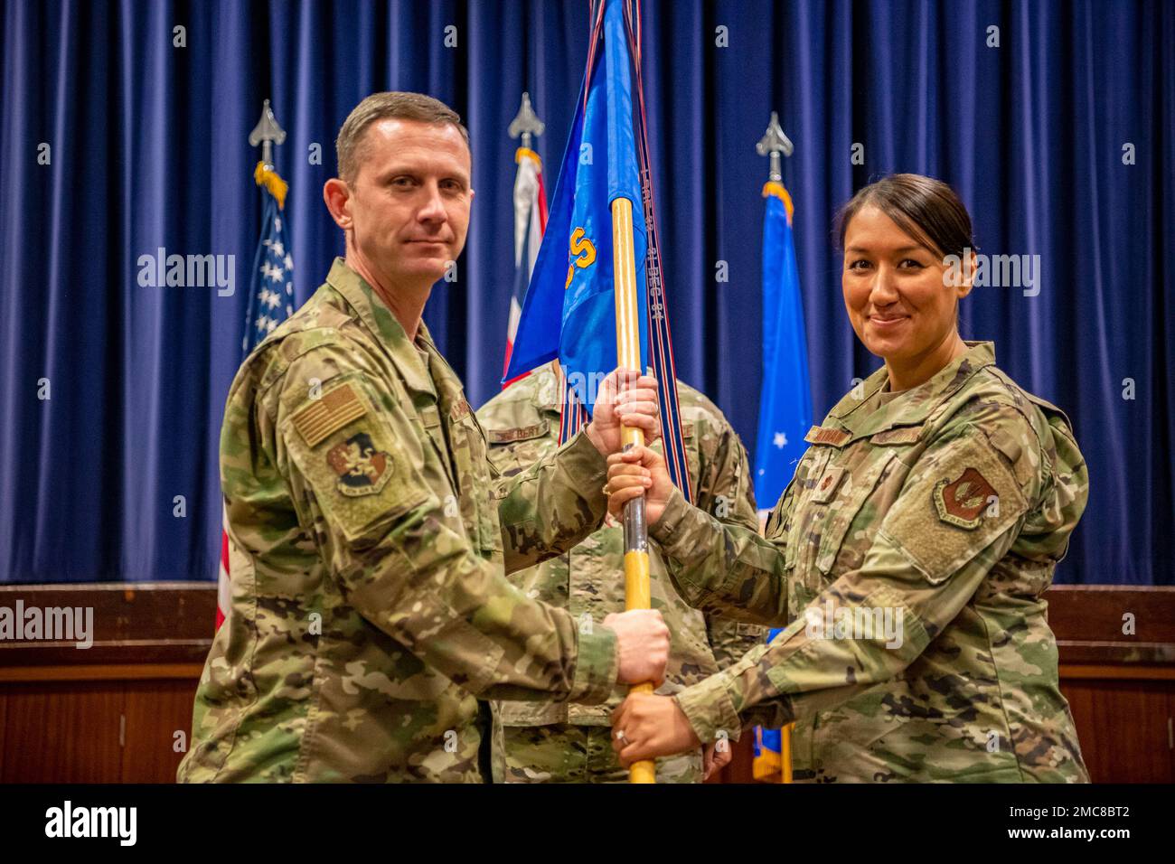 ÉTATS-UNIS Le major de la Force aérienne Amanda Altman, à droite ...