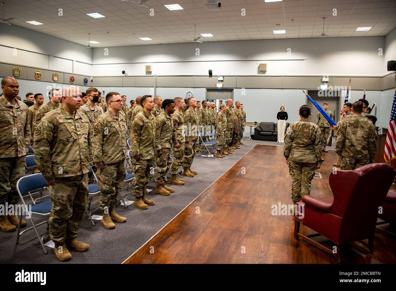 Des aviateurs et des gardiens de l'aile de soutien au combat 501st sont ...