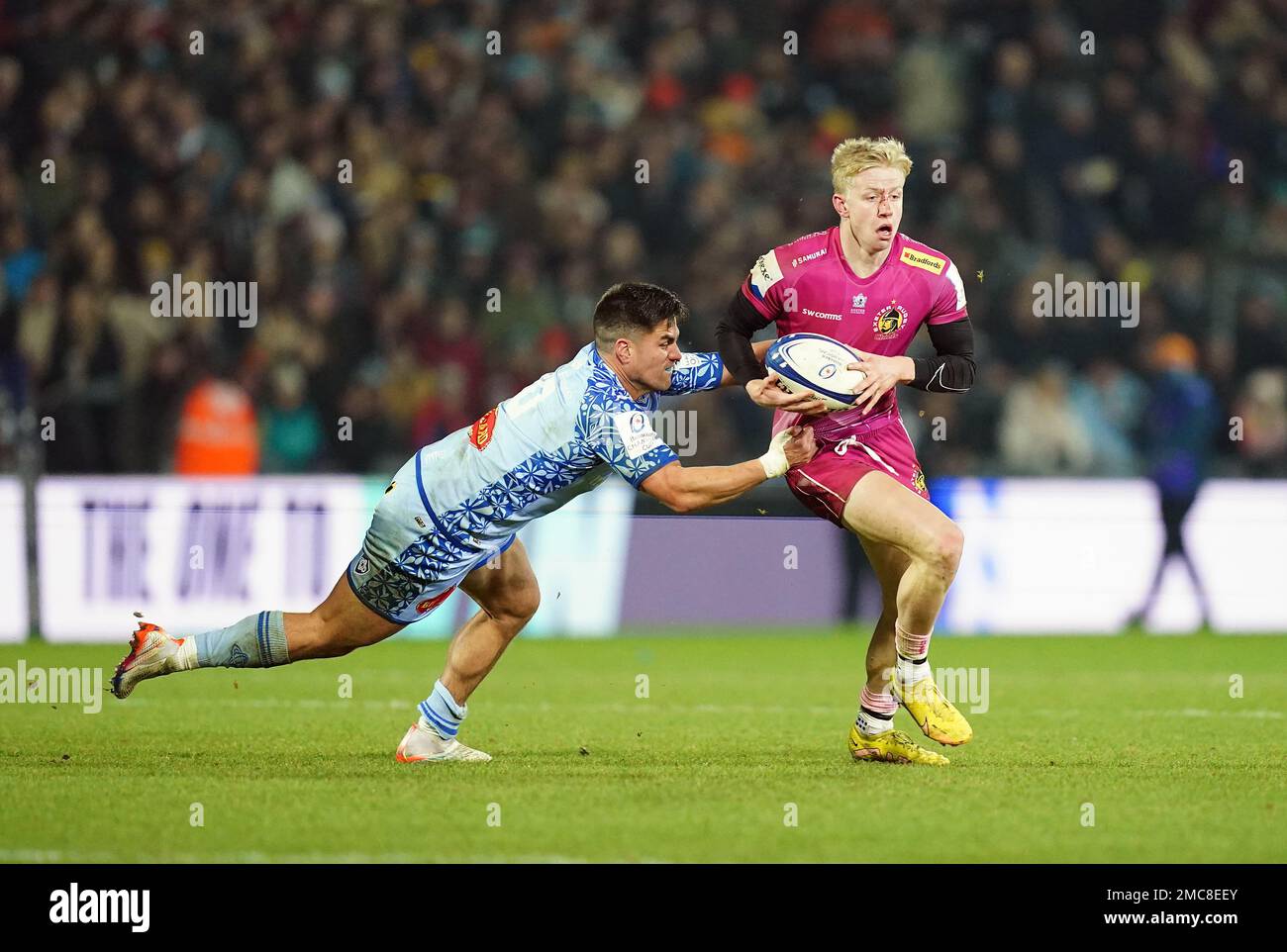 Les chefs d'Exeter Josh Hodge est attaqué par Castres Ben Botica lors ...